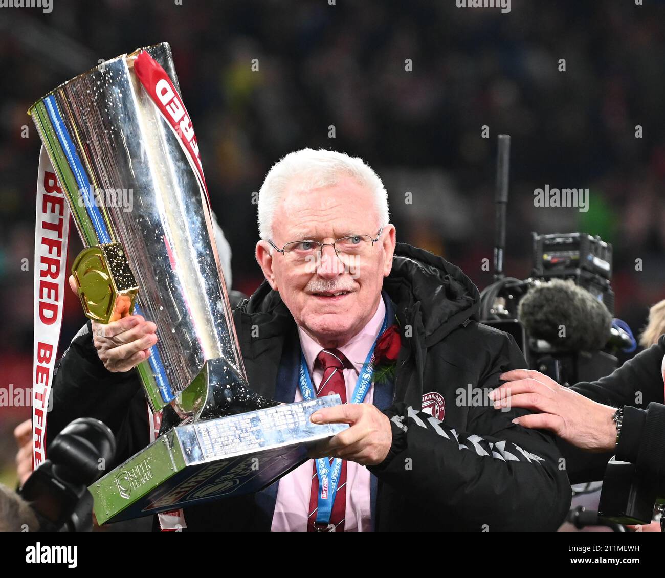 Ian Lenagan lifts the trophy following the Betfred Super League Grand ...