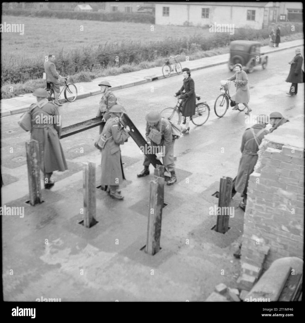 The Home Guard 1939-45 Home Guard soldiers in York prepare a roadblock ...