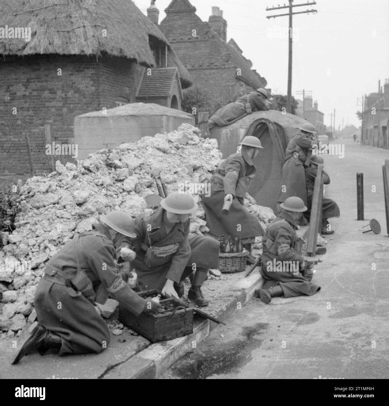 The Home Guard in the Second World War Members of the Home Guard defend ...