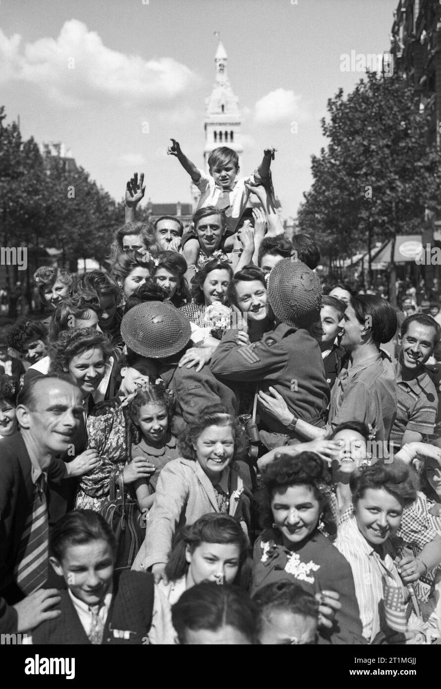 Cheering crowds greet British troops in Paris, 26 August 1944. Cheering ...
