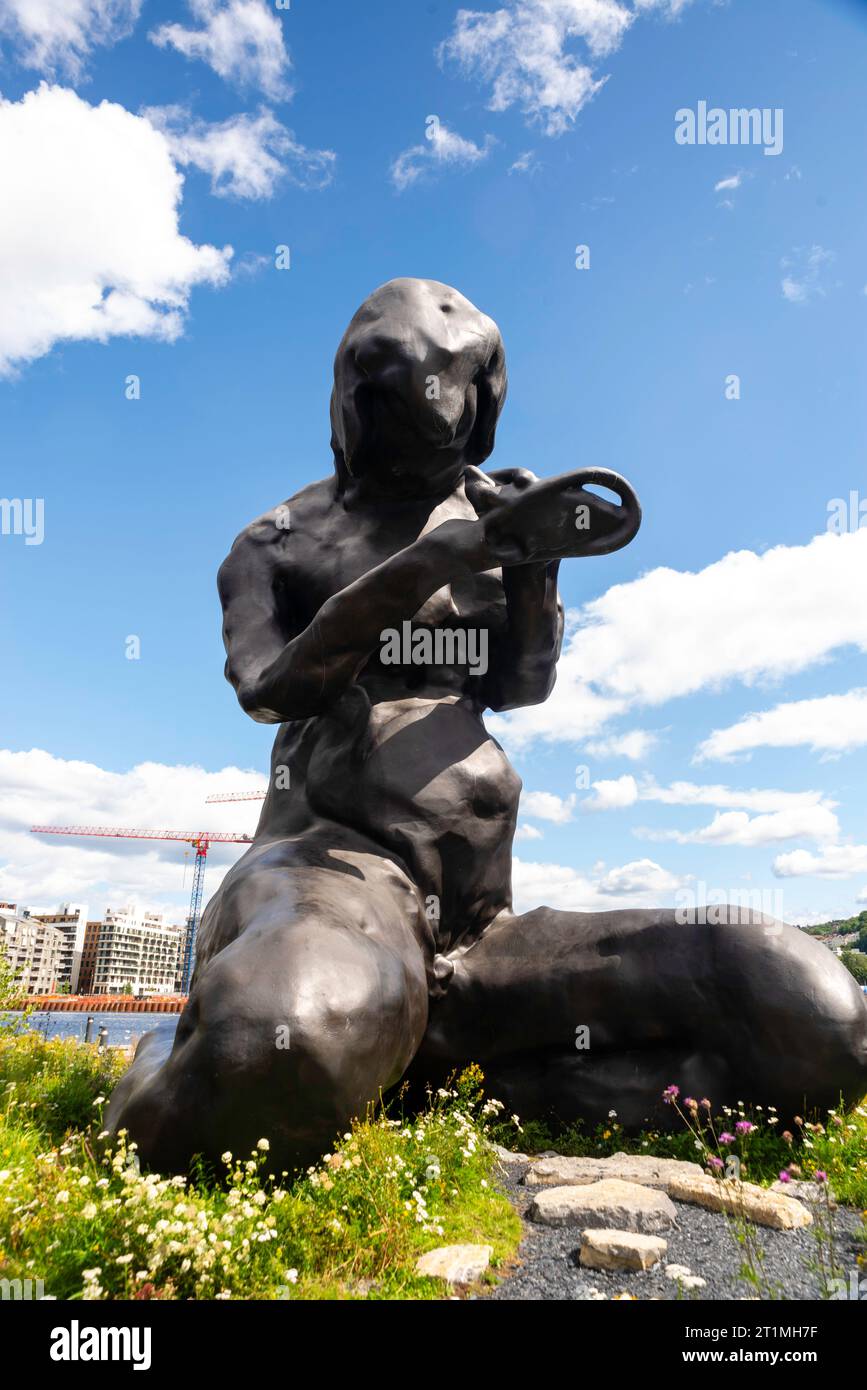 Moren (The Mother) - Statue/Tourist attraction Kirsten Flagstads Plass ...