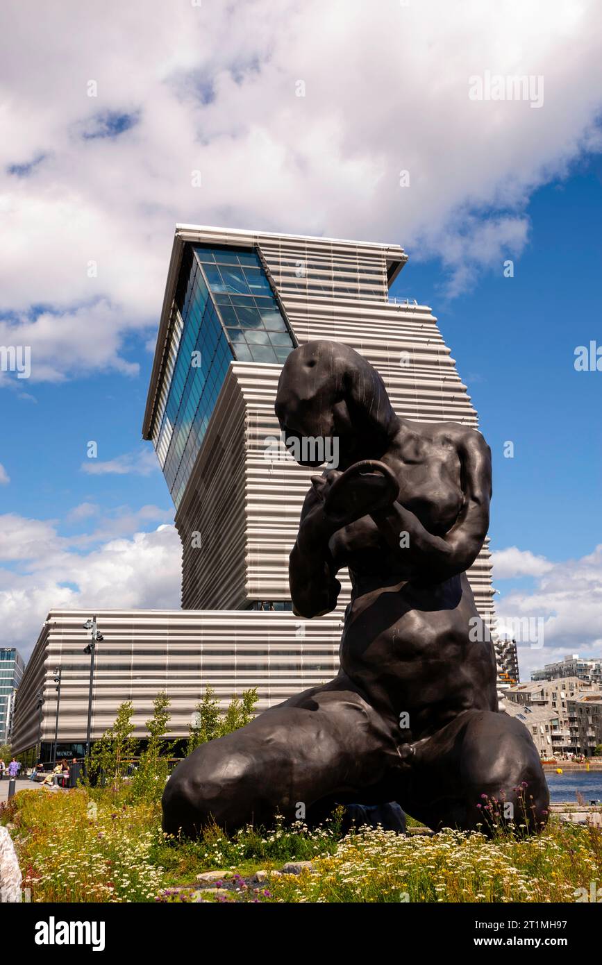 Moren (The Mother) - Statue/Tourist attraction Kirsten Flagstads Plass ...