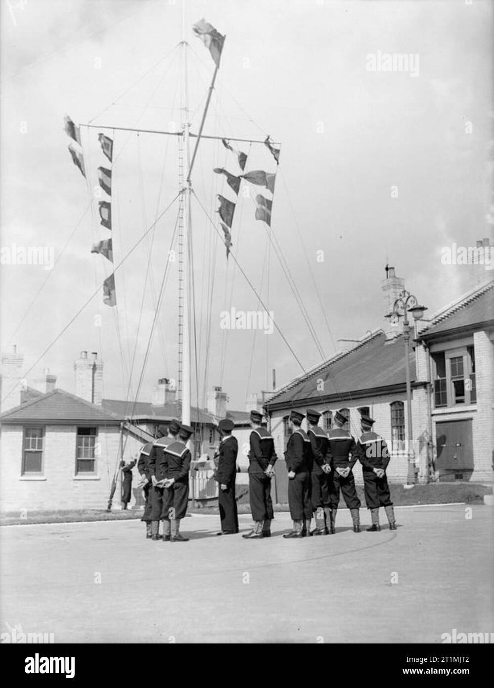 The Royal Navy during the Second World War Trainees being shown how to ...
