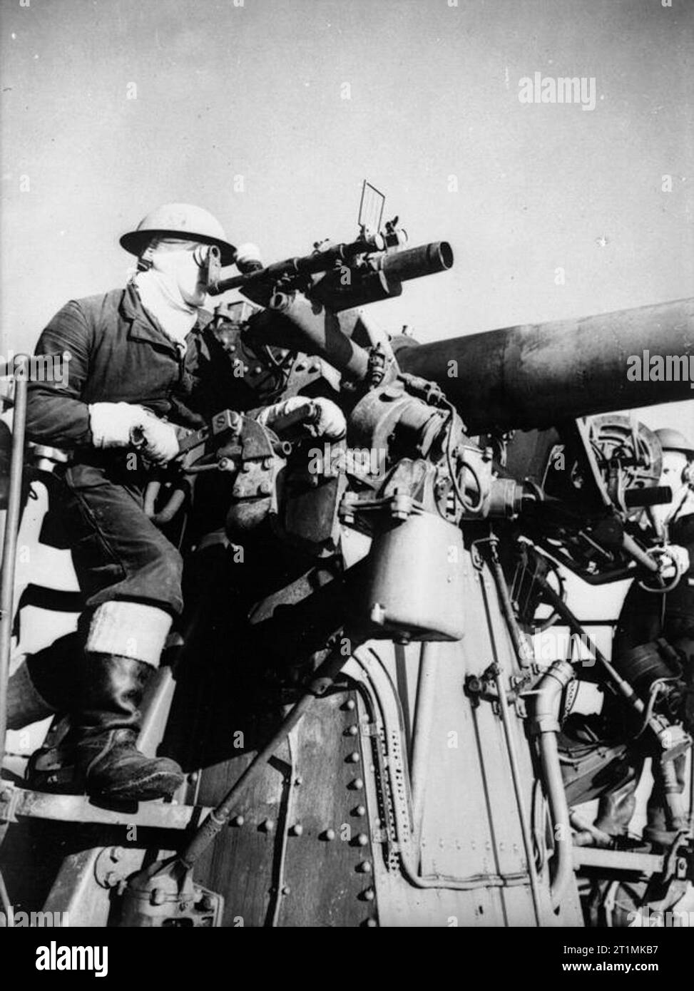 The Royal Navy during the Second World War The guntrainer at the sights ...