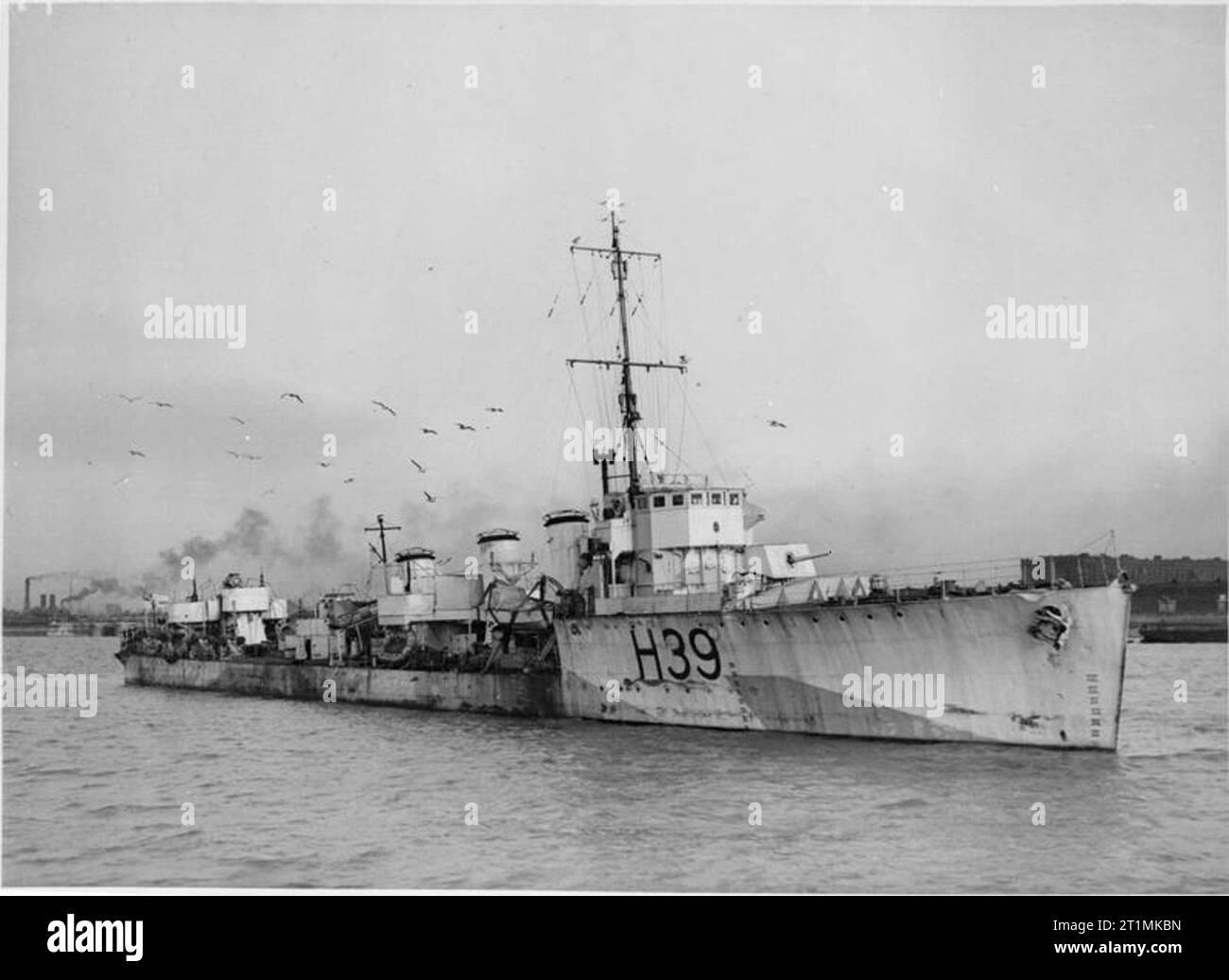 The Royal Navy during the Second World War Starboard view of HMS SKATE ...