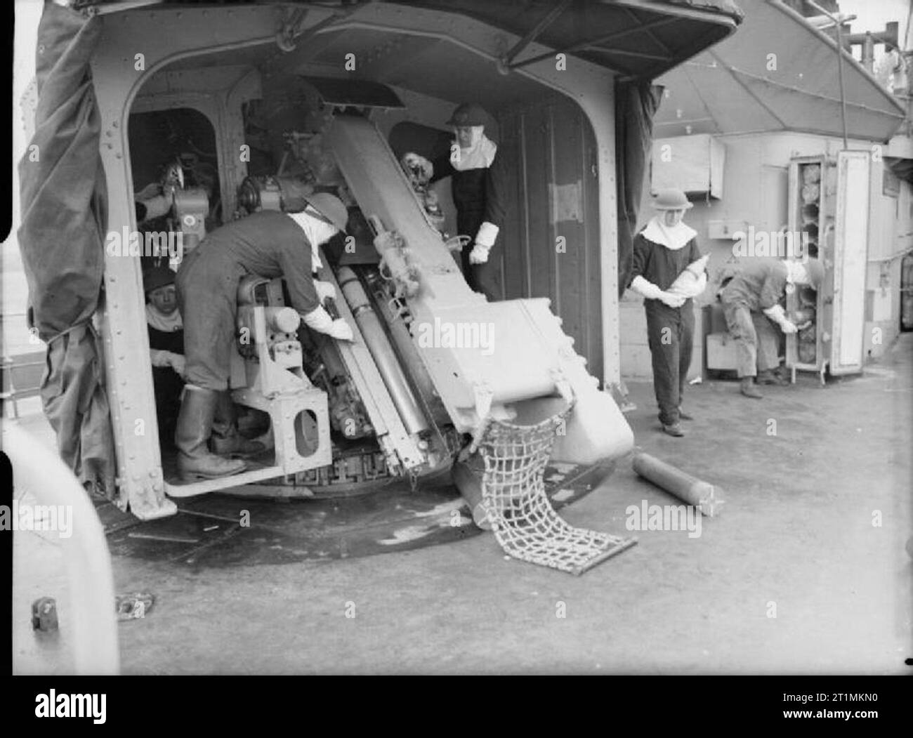 The Royal Navy during the Second World War The crew of a 4.7 inch Mark ...