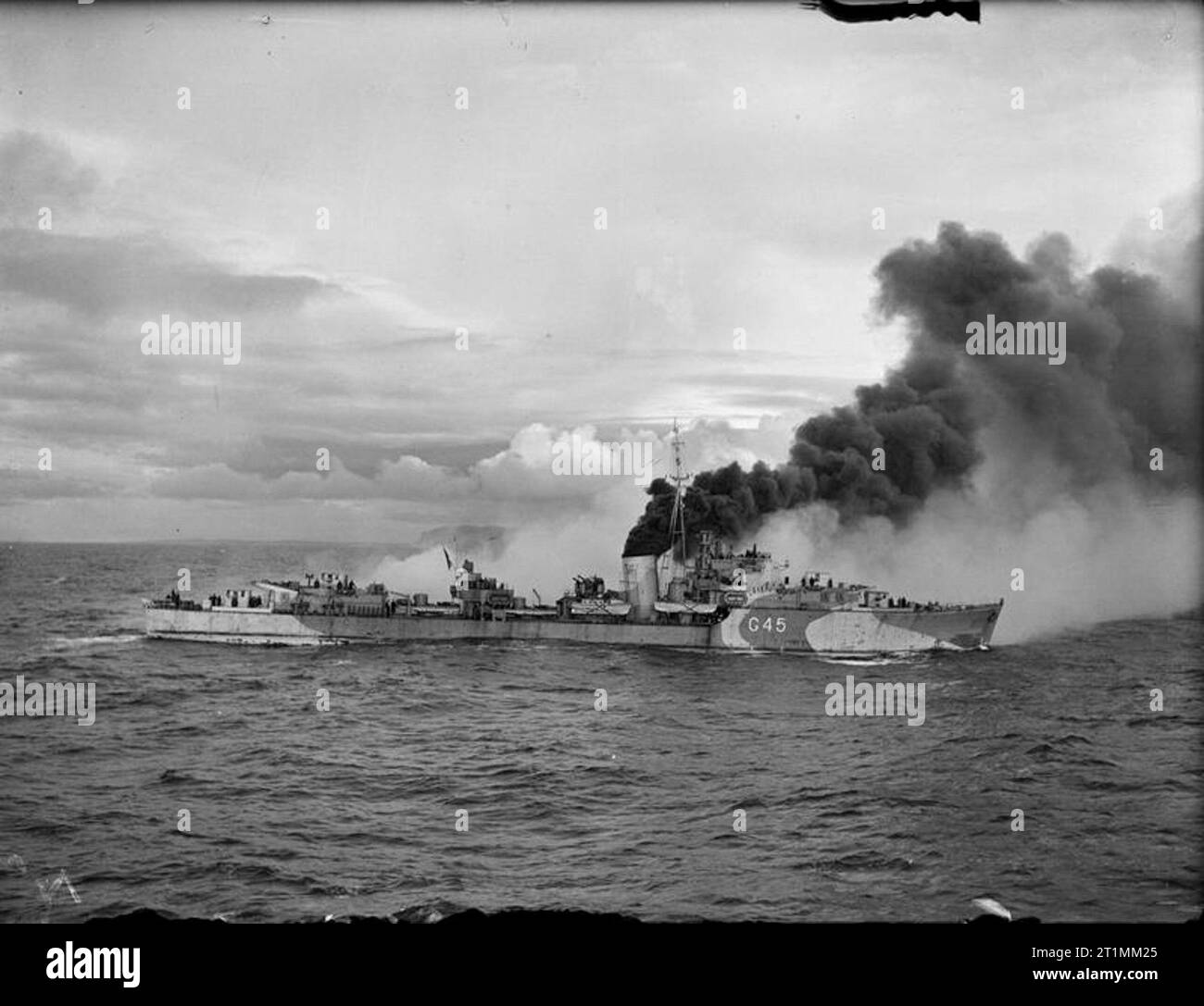 HMS Quail (G45) laying smoke, 3 February 1943 Stock Photo - Alamy