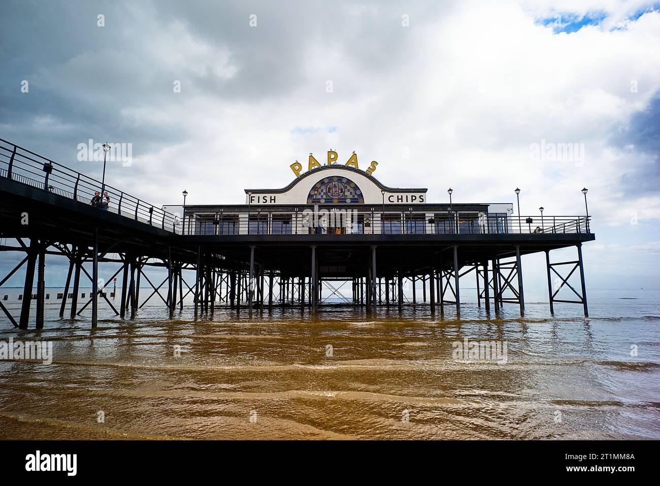 Cleethorpes pier at high tide with Papas fish and chip restaurant Stock ...
