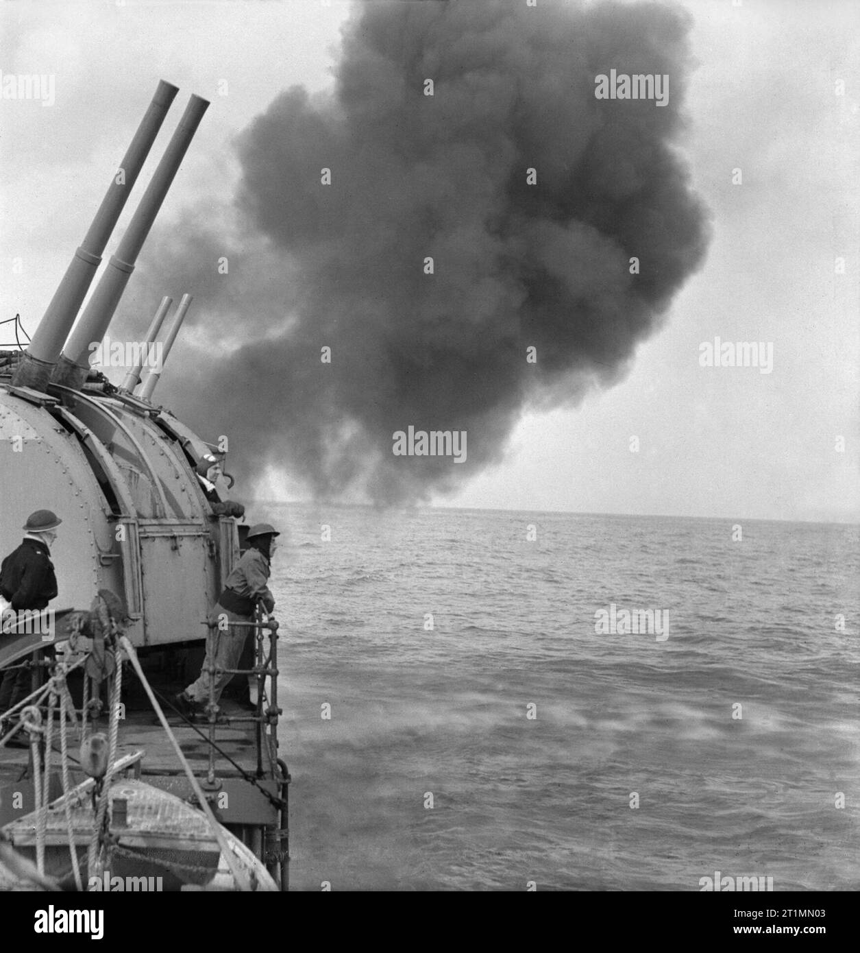 The Royal Navy during the Second World War Hands stand by their twin 4 ...