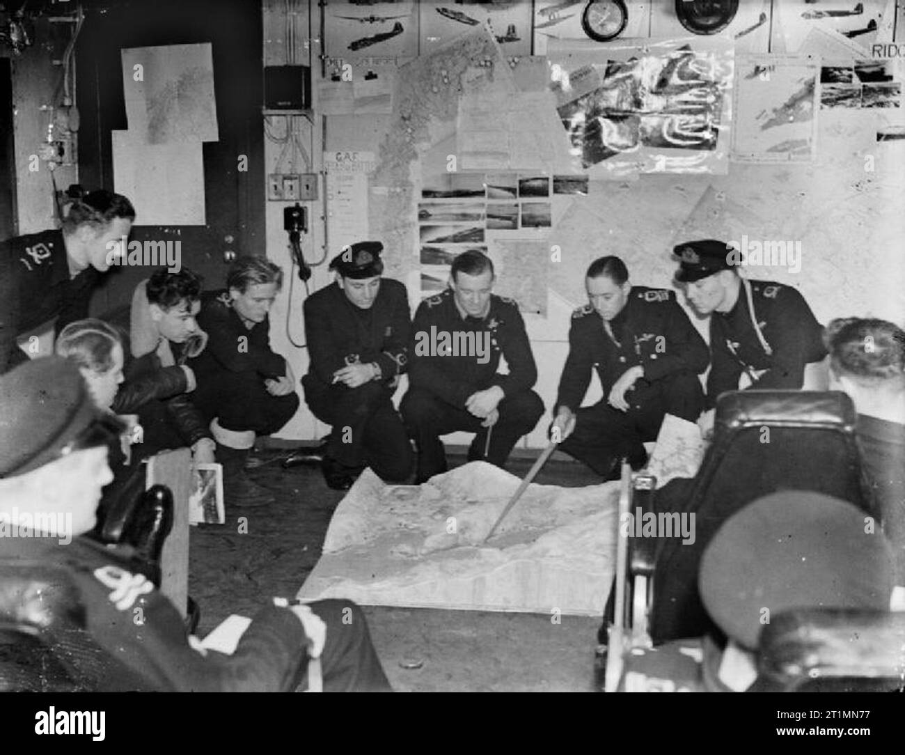 World war 2 map room hi-res stock photography and images - Alamy