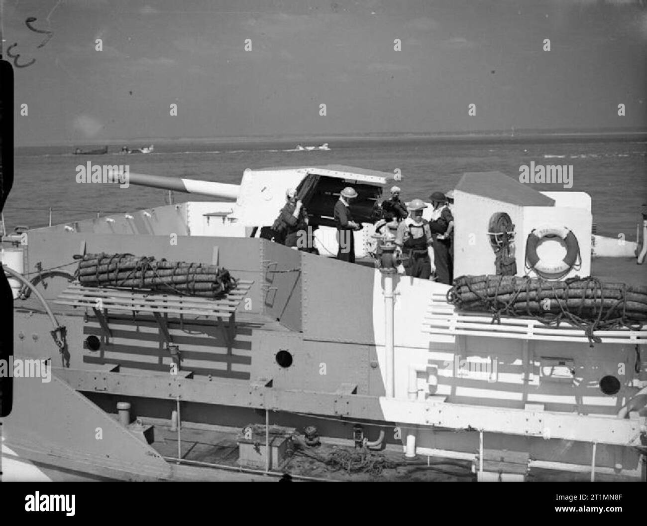 The Royal Navy during the Second World War Gun crew of Landing Craft ...