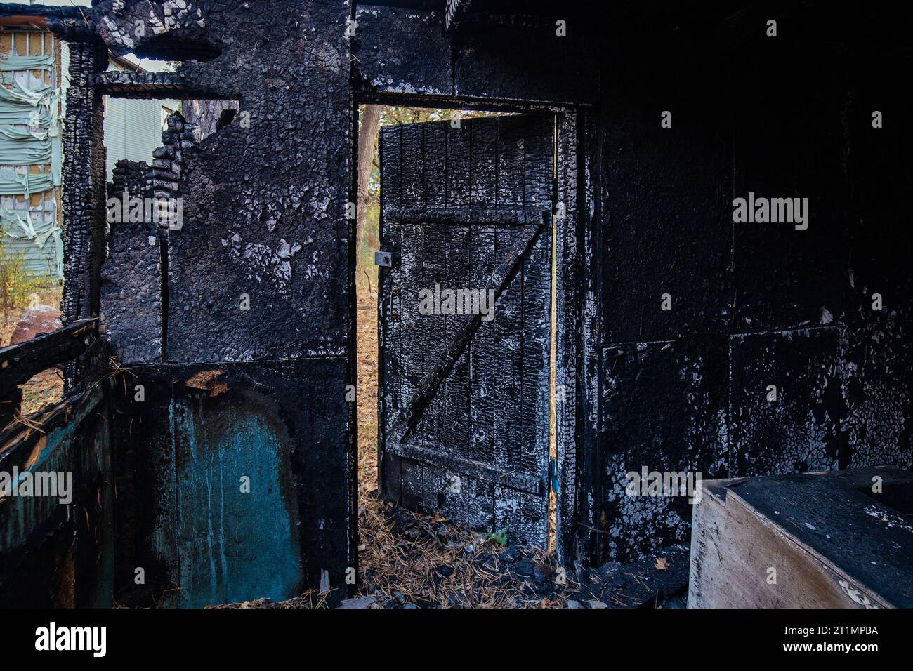 Consequences of fire. Completely burnt wooden house Stock Photo - Alamy
