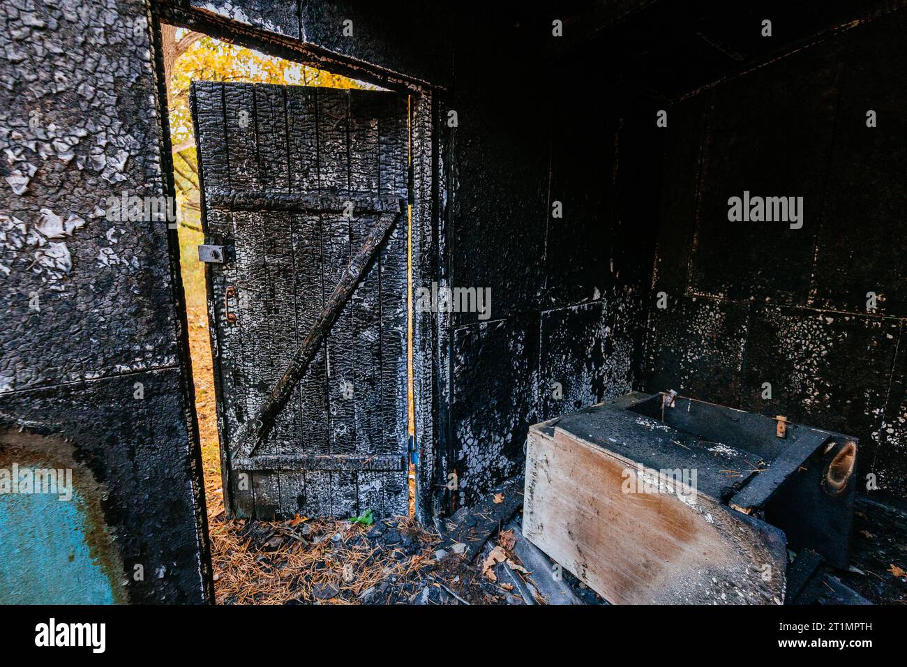 Consequences of fire. Completely burnt wooden house Stock Photo - Alamy