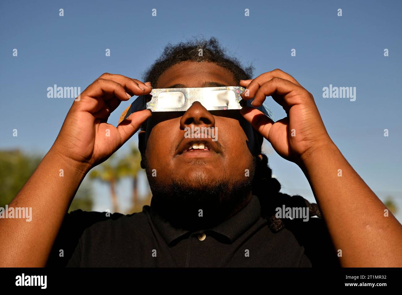 Las Vegas, Nevada, USA. 14th Oct, 2023. A man looks at the sun with ...