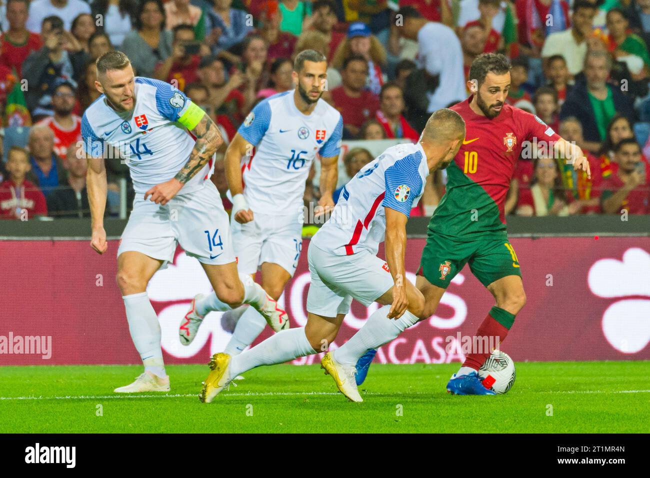 Porto, Portugal. 13th Oct, 2023. Bernardo Silva dribbling Stanislav ...