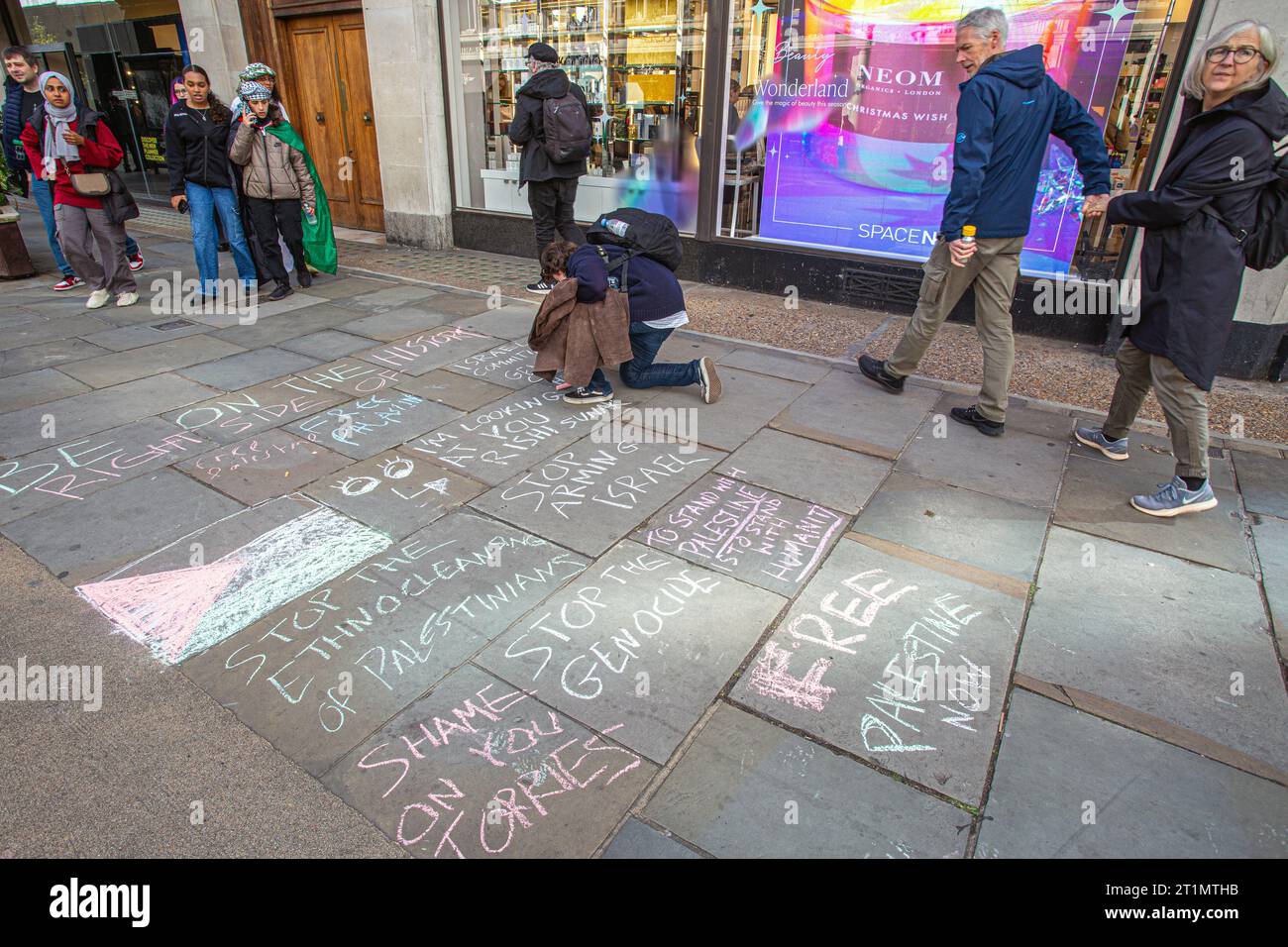 London, England, UK. 14th Oct, 2023.Protester paint the Palestinian ...
