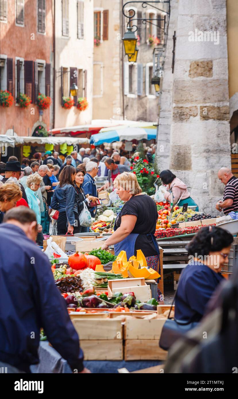 Stalls at the busy local outdoor roadside food market in the old town ...