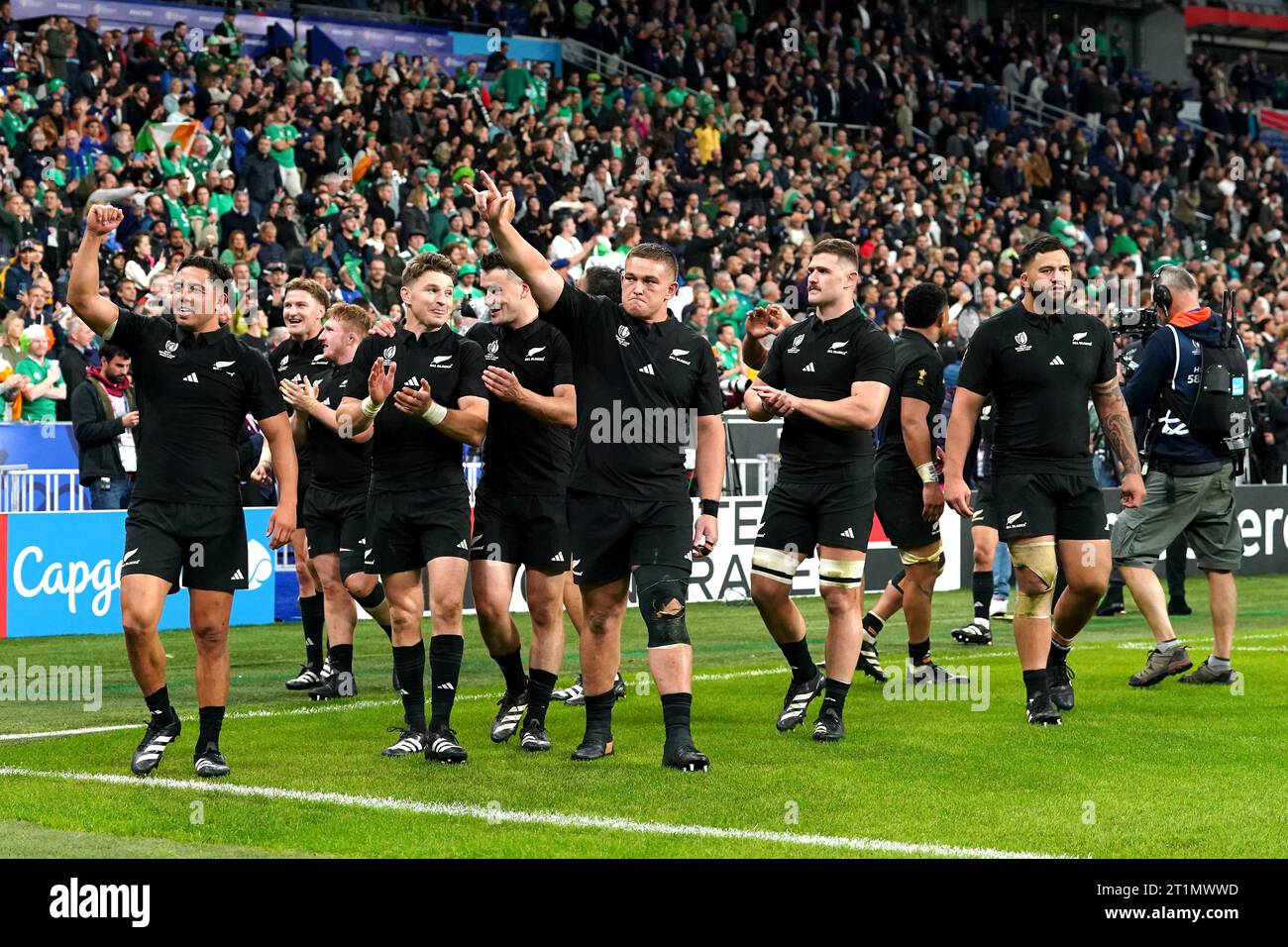 New Zealand players applaud the fans after the final whistle in the ...