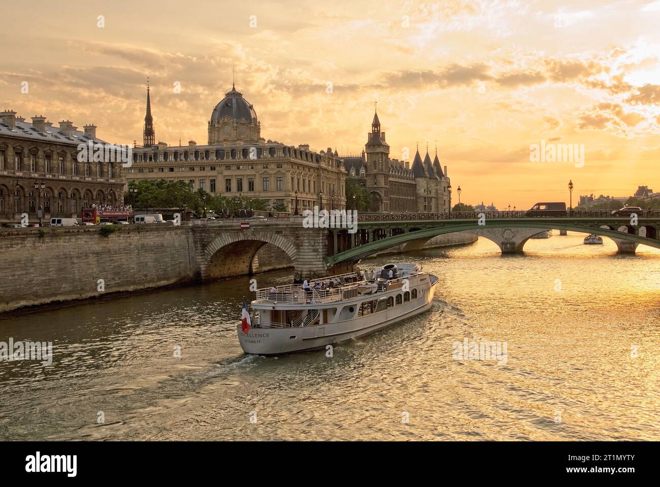 Paris, France — July 2008: Yacht plies waters of river Seine before ...