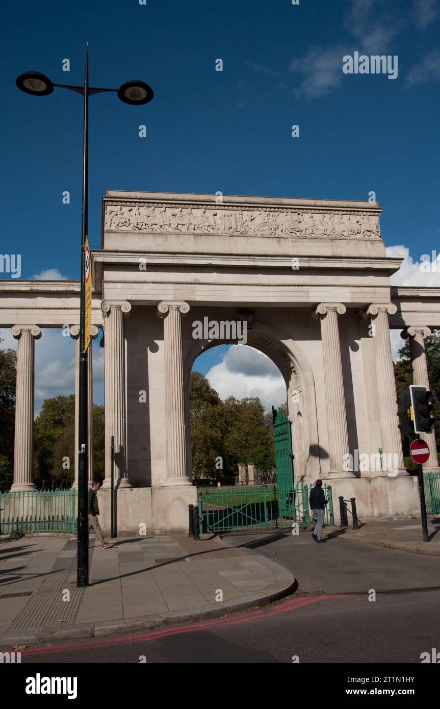 Entrance to hyde park apsley gate hi-res stock photography and images ...