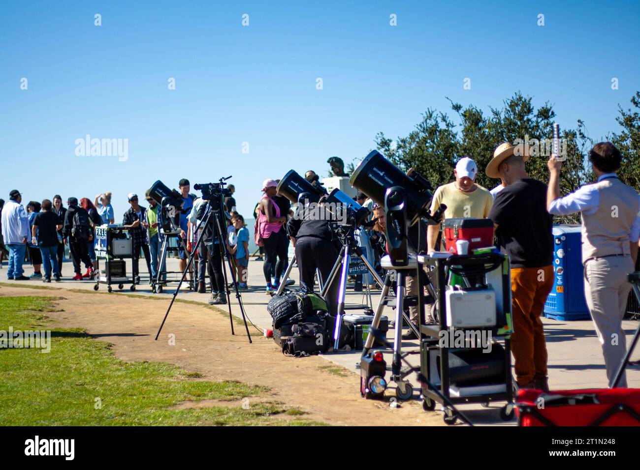 Watching the solar eclipse at Griffith Observatory Stock Photo - Alamy