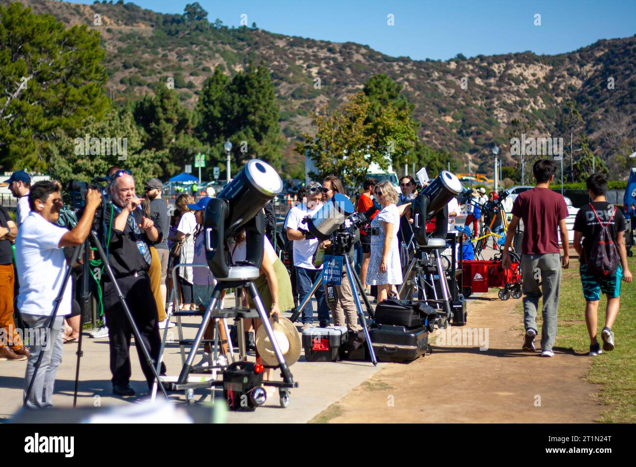 Watching the solar eclipse at Griffith Observatory Stock Photo - Alamy