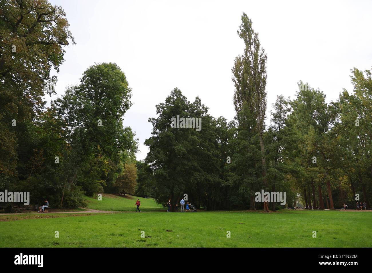 Weimar 03.10.2023, Weimar, Menschen gehen im Park an der Ilm Ilmpark ...