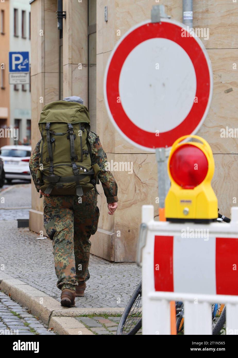 Weimar 13.10.2023, Weimar, Soldat, Bundeswehrangehoeriger auf dem Weg ...
