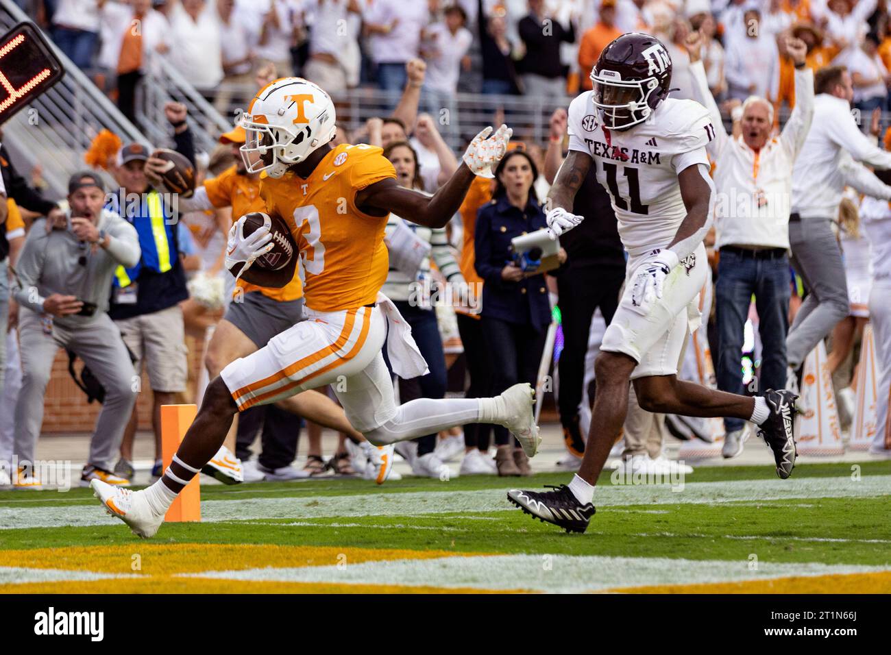 Tennessee defensive back Dee Williams (3) crosses the goal line for a ...