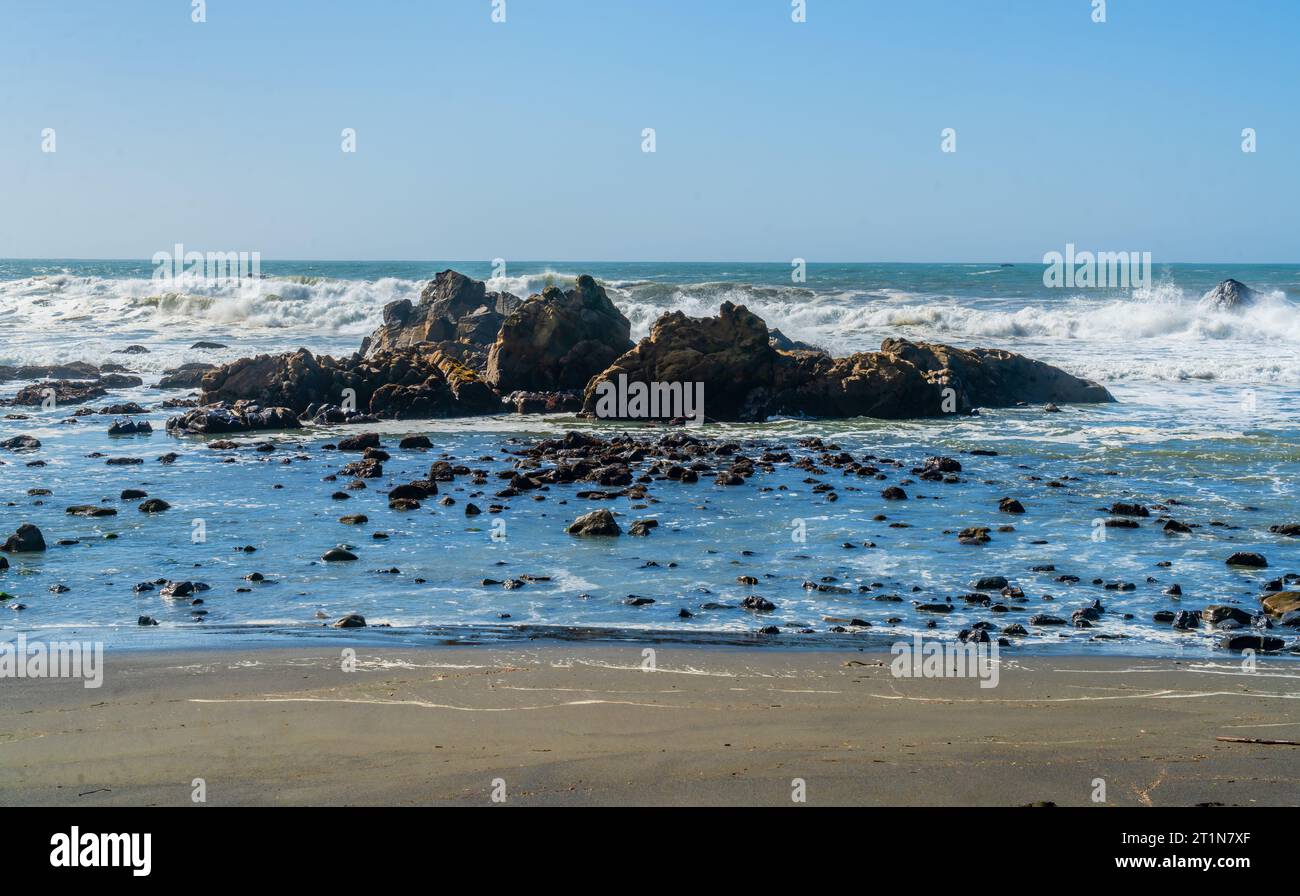 A view of rock formations in the shallows of the Californian coastline ...