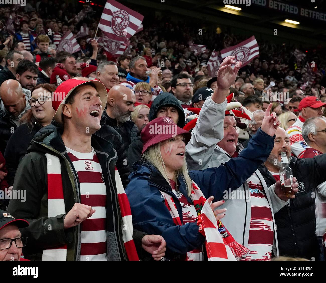 Old trafford fans cheer hi-res stock photography and images - Alamy