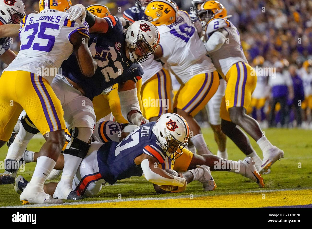 Auburn running back Jarquez Hunter (27) carries for a touchdown in the ...