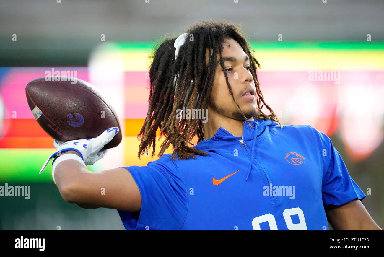 Boise State wide receiver Jackson Grier warms up before an NCAA college ...