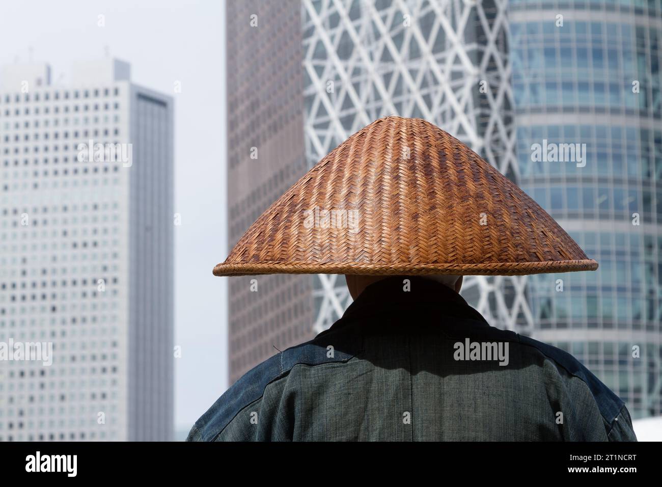 Buddhist takuhatsugasa hat hi-res stock photography and images - Alamy