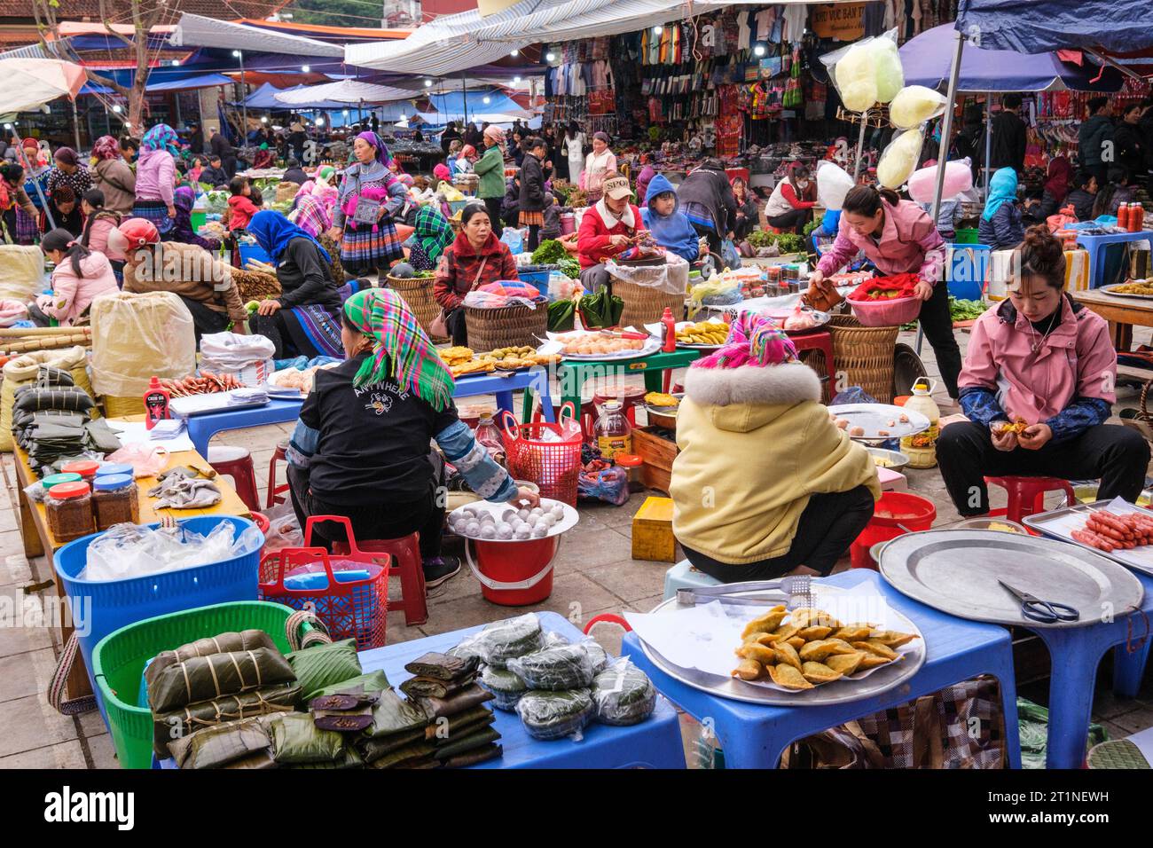 Vietnamese market vendors hi-res stock photography and images - Alamy