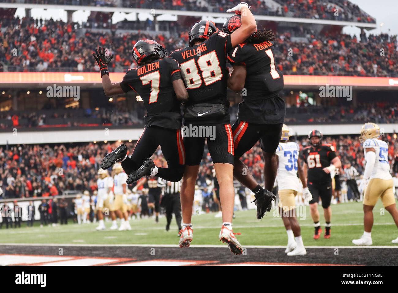 Oregon State tight end Jack Velling, center, celebrates after scoring a ...