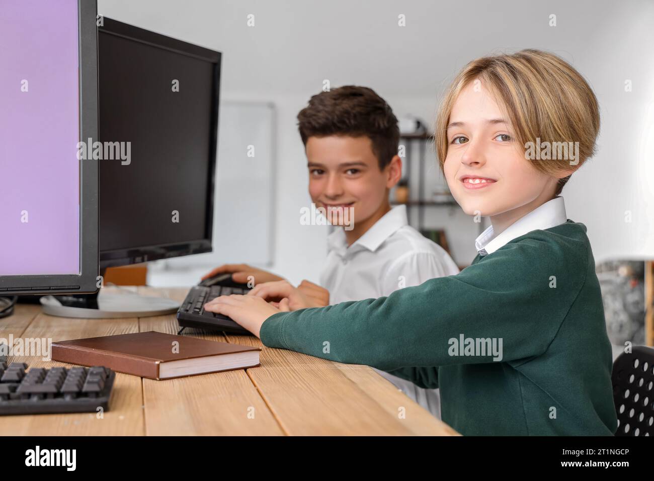 Boys computer lab at school hi-res stock photography and images - Alamy