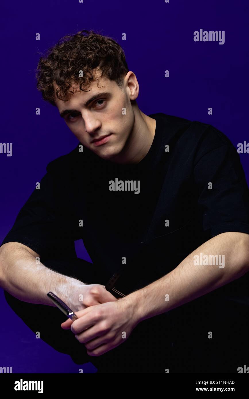 Barber holding razor blade. Barber skills. Shaving Stock Photo - Alamy