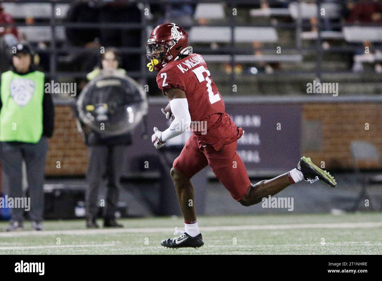 Washington State wide receiver Kyle Williams carries the ball during ...