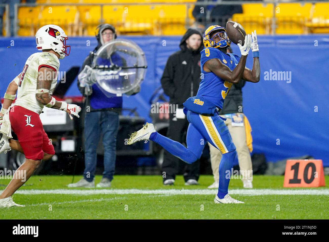 Pittsburgh wide receiver Konata Mumpfield (9) pulls in a pass for a ...