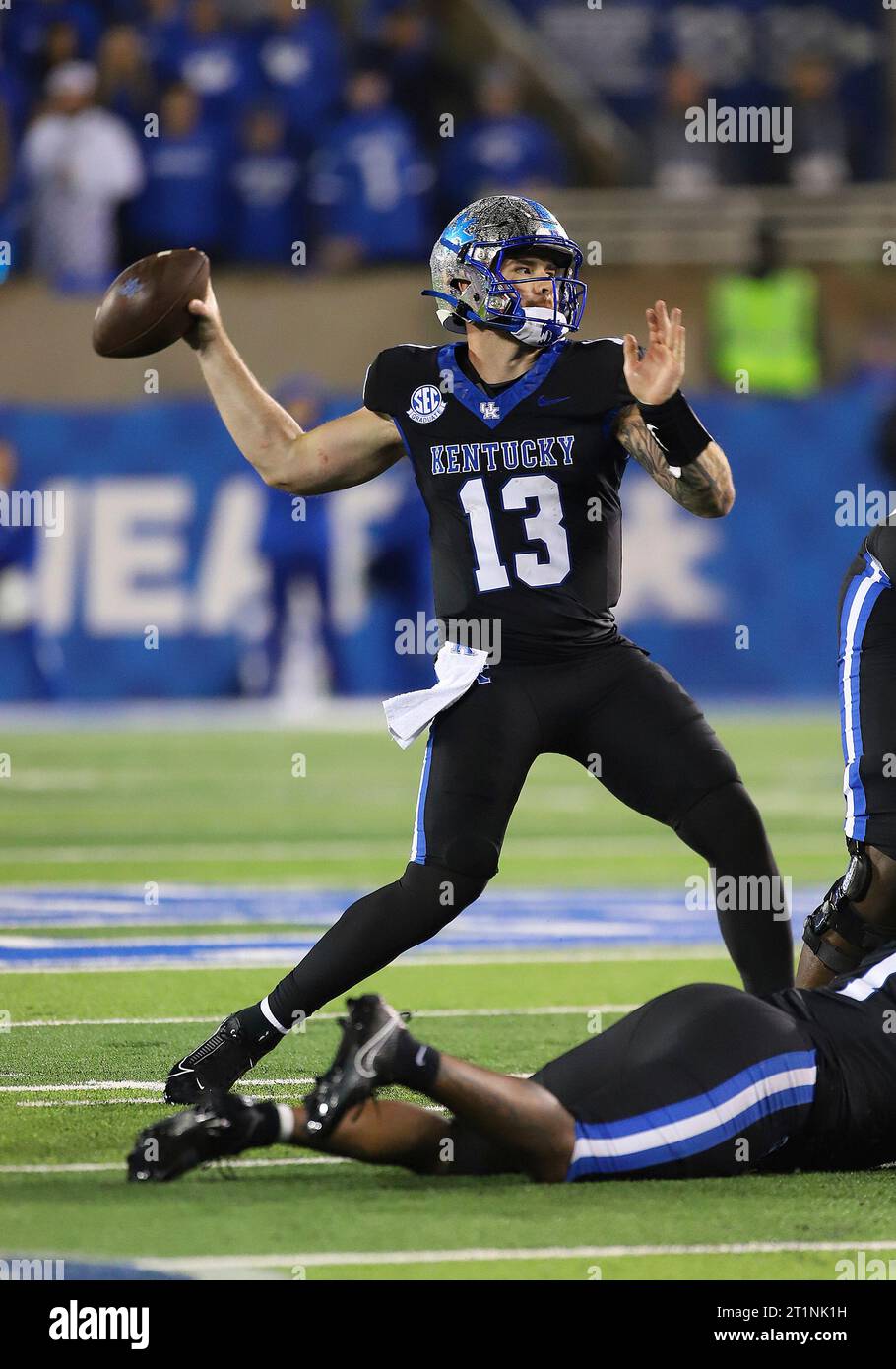 LEXINGTON, KY - OCTOBER 14: Kentucky Wildcats quarterback Devin Leary ...