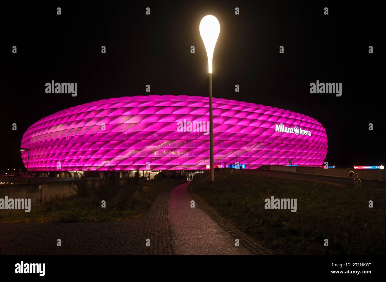 Allianz Arena rosa pink beleuchtet FC Bayern Muenchen Frauen vs v ...