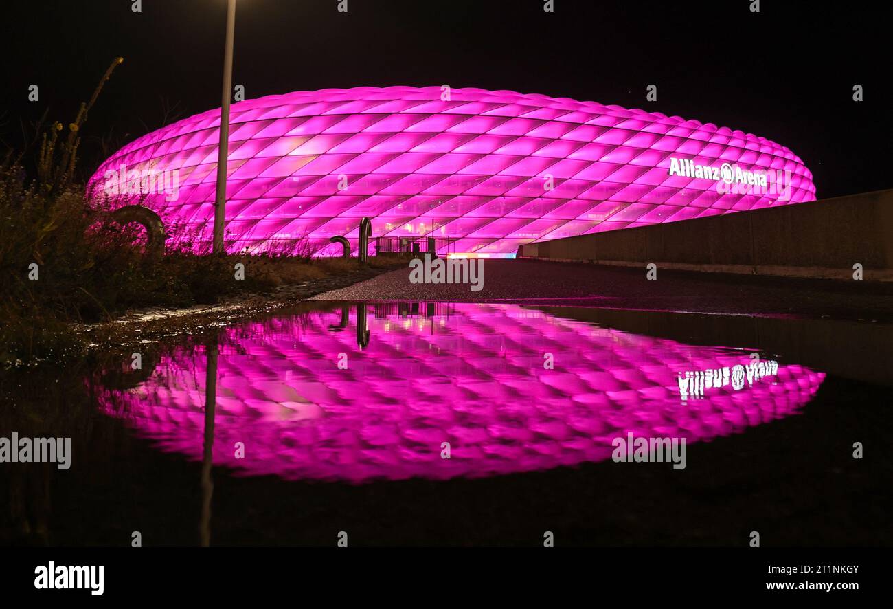 Allianz Arena rosa pink beleuchtet FC Bayern Muenchen Frauen vs v ...