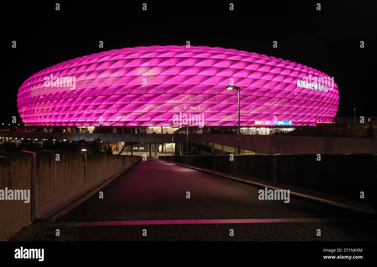 Allianz Arena rosa pink beleuchtet FC Bayern Muenchen Frauen vs v ...