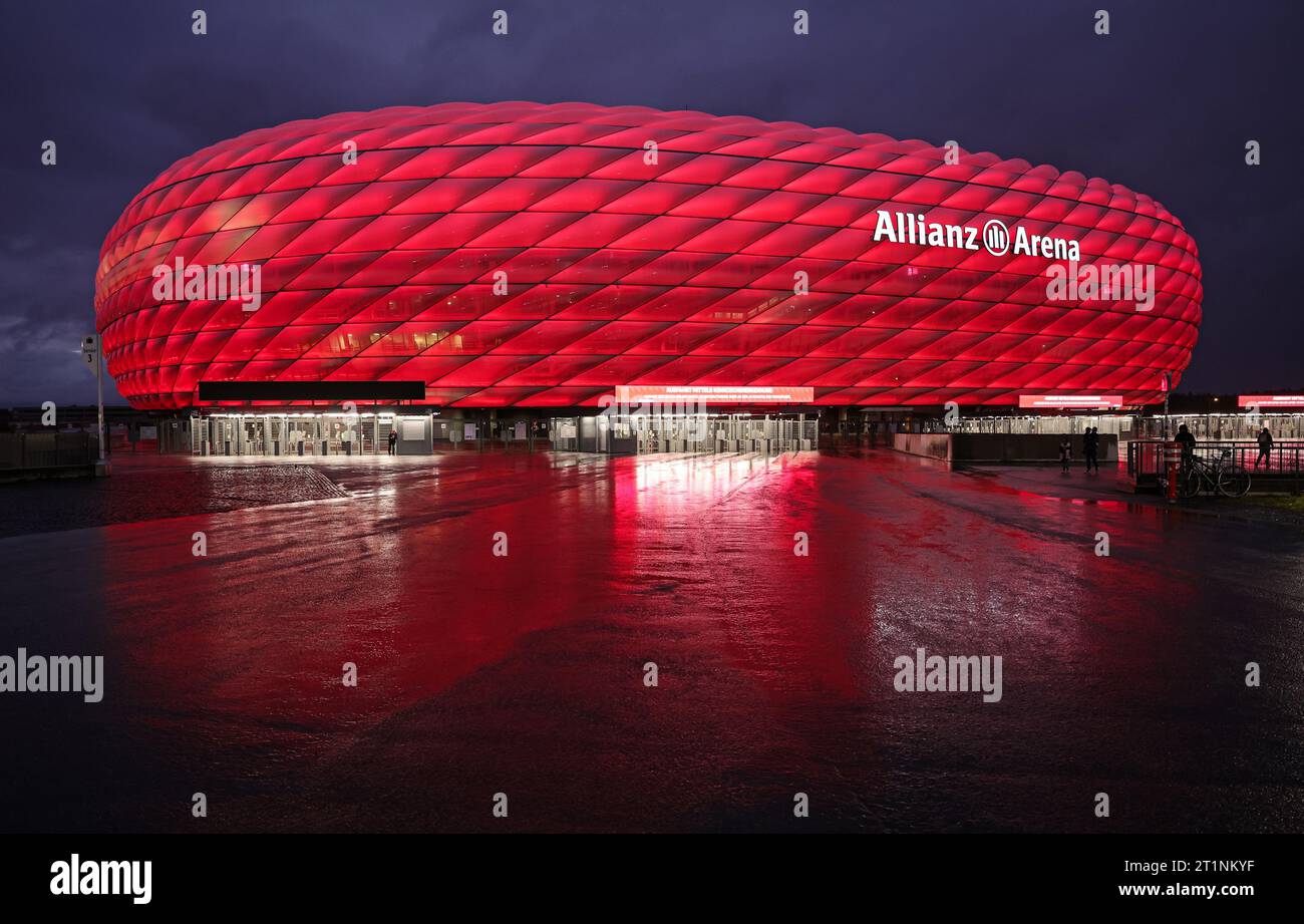 Allianz Arena rot beleuchtet FC Bayern Muenchen Frauen vs v Eintracht ...