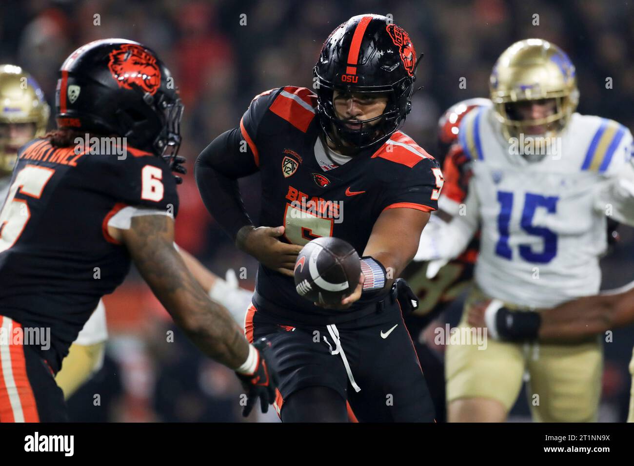 Oregon State quarterback DJ Uiagalelei (5) hands off the ball to ...