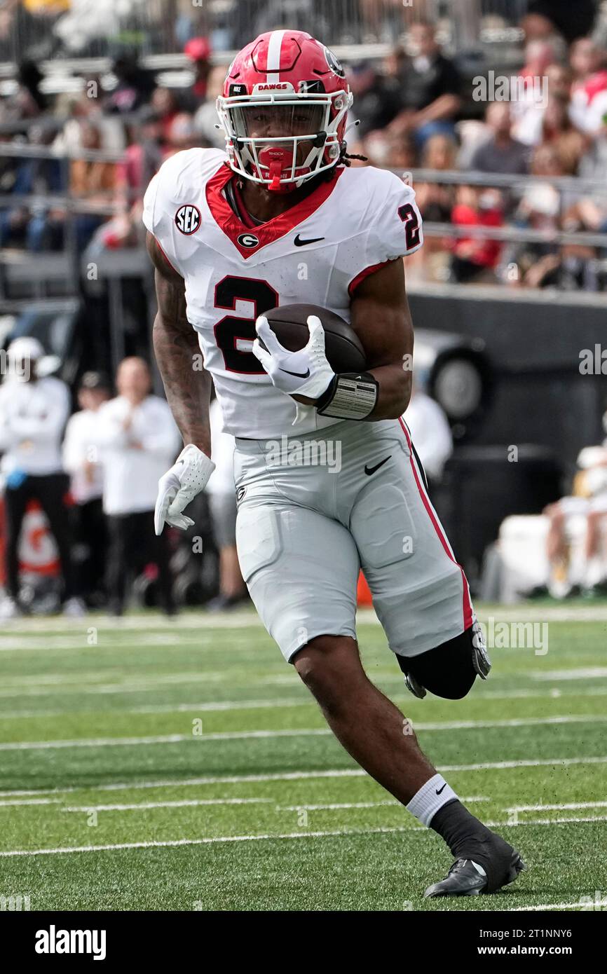 Georgia running back Kendall Milton (2) runs the ball against ...