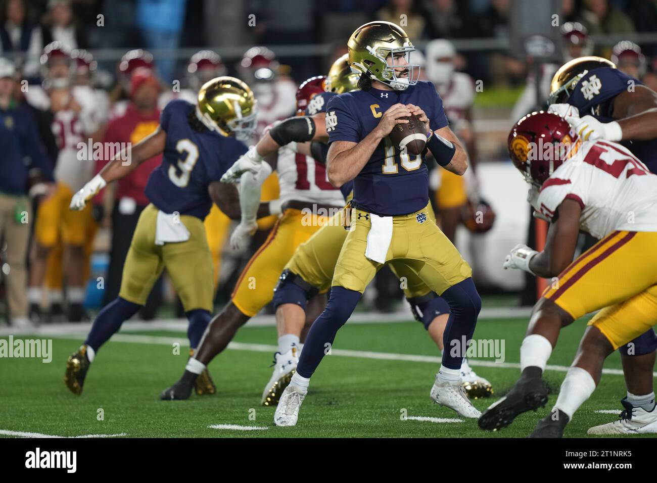 Notre Dame Fighting Irish quarterback Sam Hartman (10) prepares to pass ...