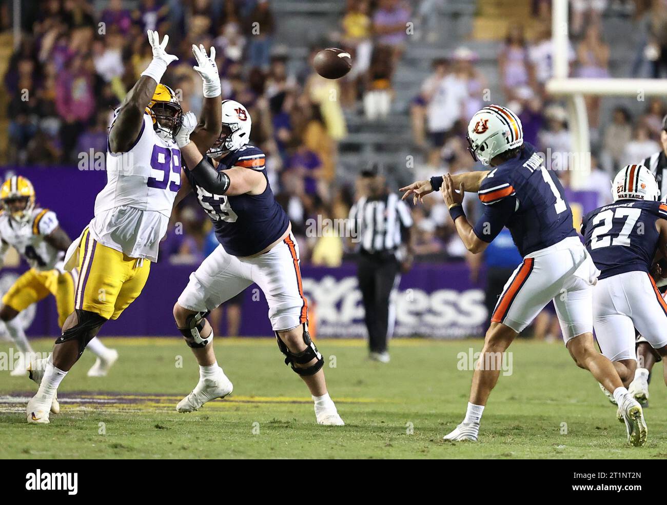 Baton Rouge, USA. 14th Oct, 2023. Auburn Tigers quarterback Payton ...