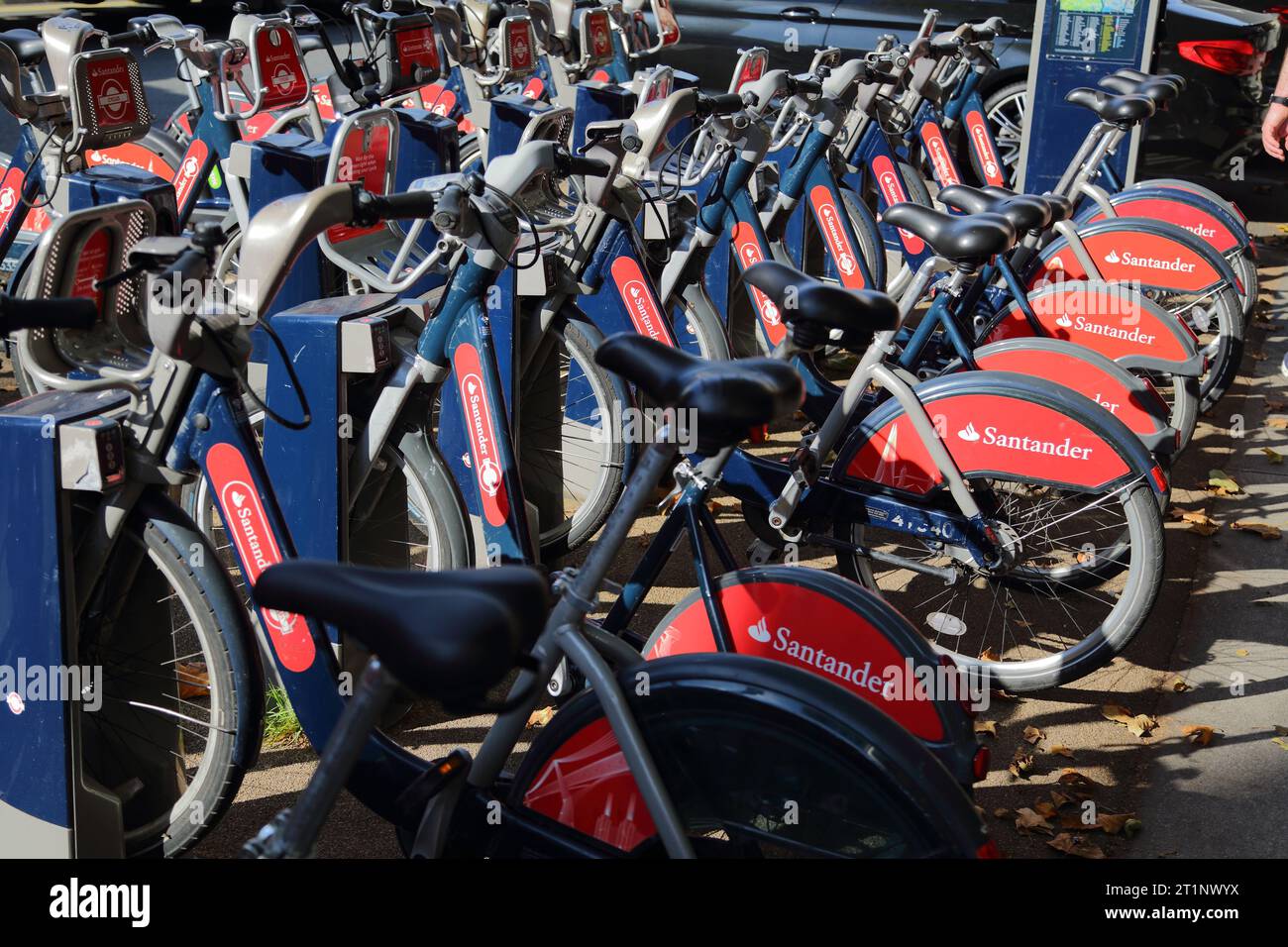 London rental bikes hi-res stock photography and images - Alamy
